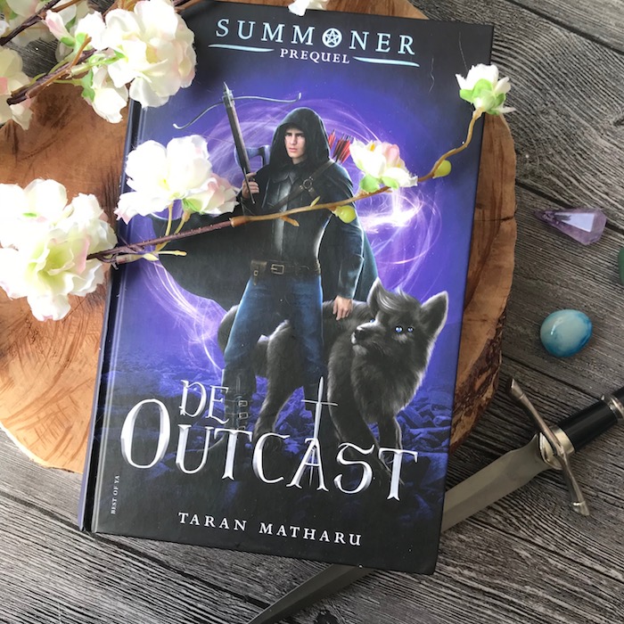 De Outcast (Summoner #4) – Taran Matharu - Zon en Maan