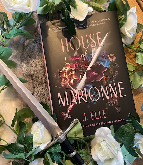 House of Marionne – J. Elle - Zon en Maan