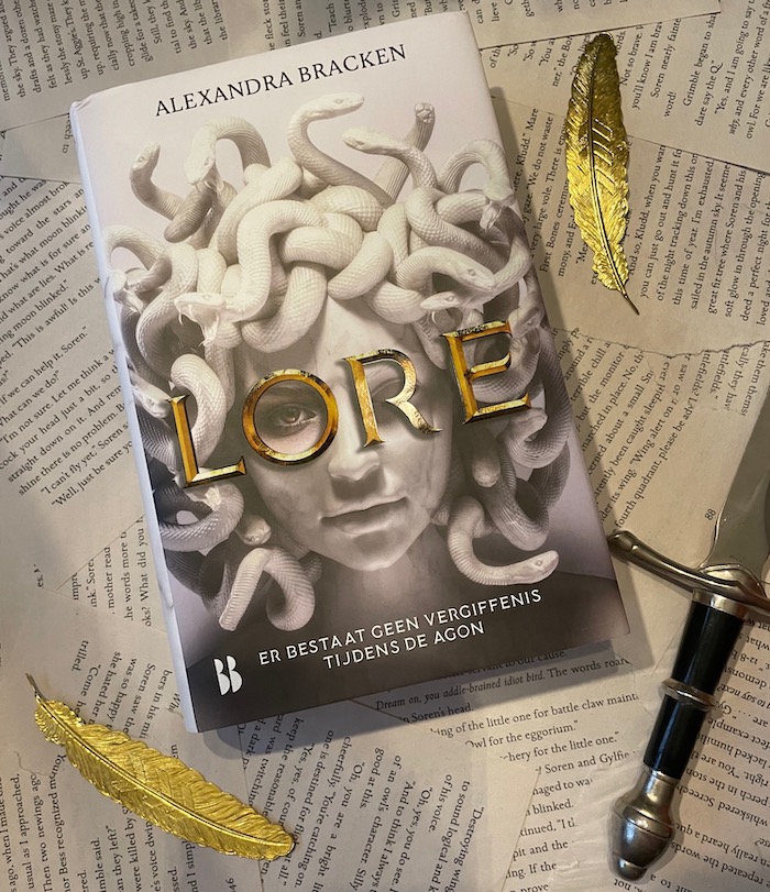 Lore – Alexandra Bracken - Zon en Maan