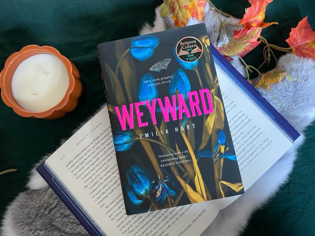 Wayward – Emilia Hart - Zon en Maan