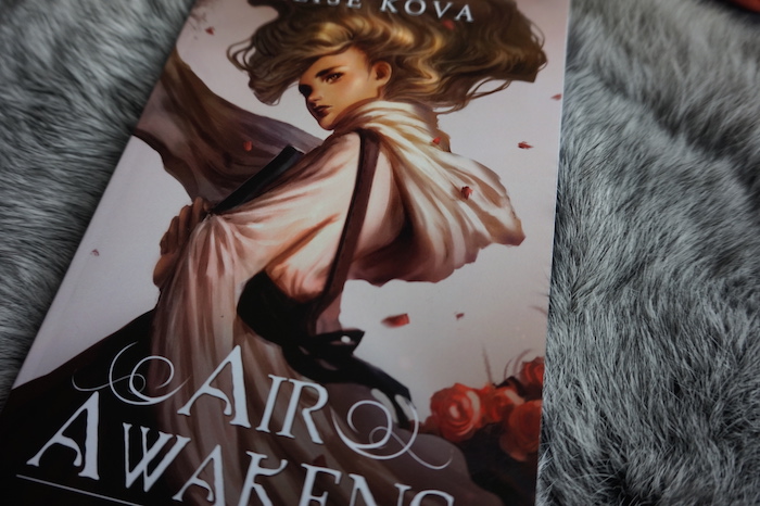 Air Awakens (Air Awakens #1) – Elise Kova - Zon en Maan