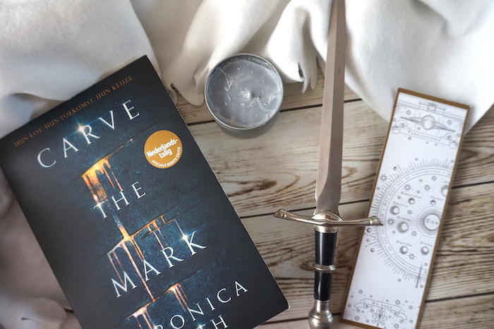 Carve the Mark (Carve the Mark #1) – Veronica Roth - Zon en Maan