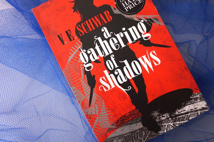 A Gathering of Shadows (Shades of Magic #2) – V.E. Schwab - Zon en Maan